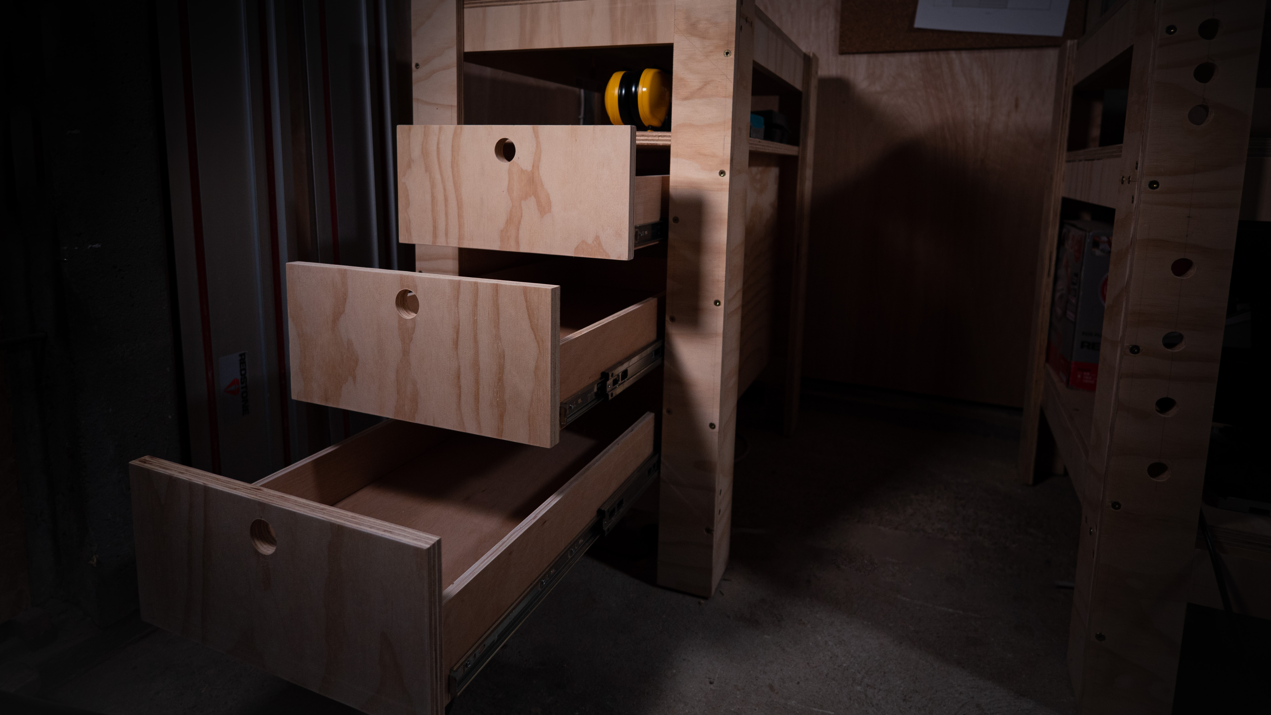 Comment fabriquer un établi pratique, compact, et facile à fabriquer.